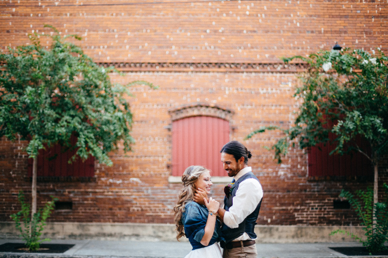 THE B PROJECT | INDUSTRIAL CHAMBRAY WEDDING INSPIRATION | GREEN WEDDING ...